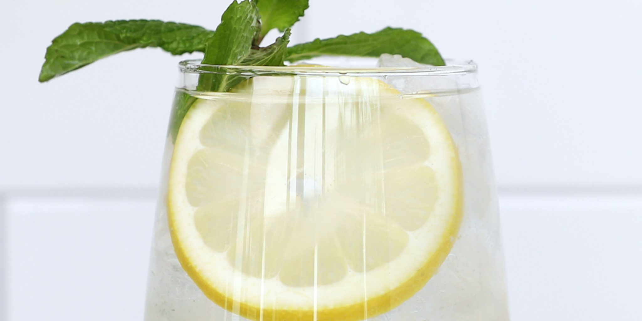Lemon Mint Vodka Spritz - Splenda®