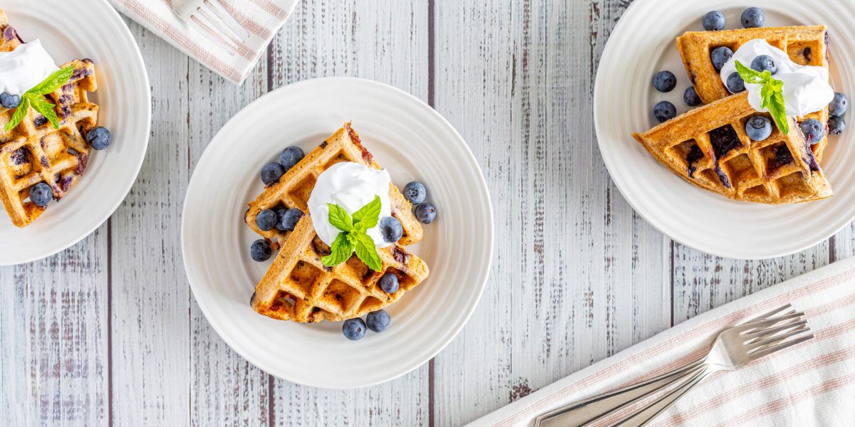Waffles de trigo integral y arándanos - Splenda®