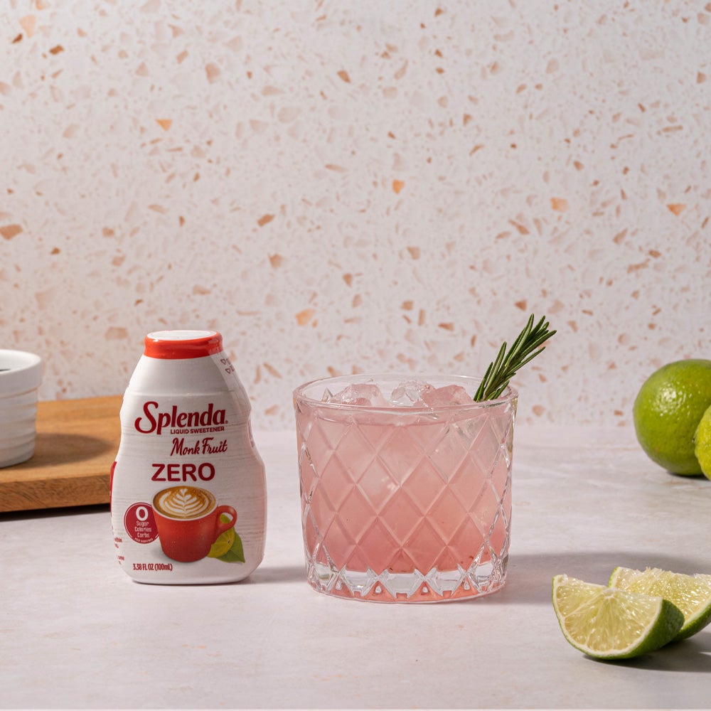 Trago sin alcohol de arándanos y romero - Splenda®