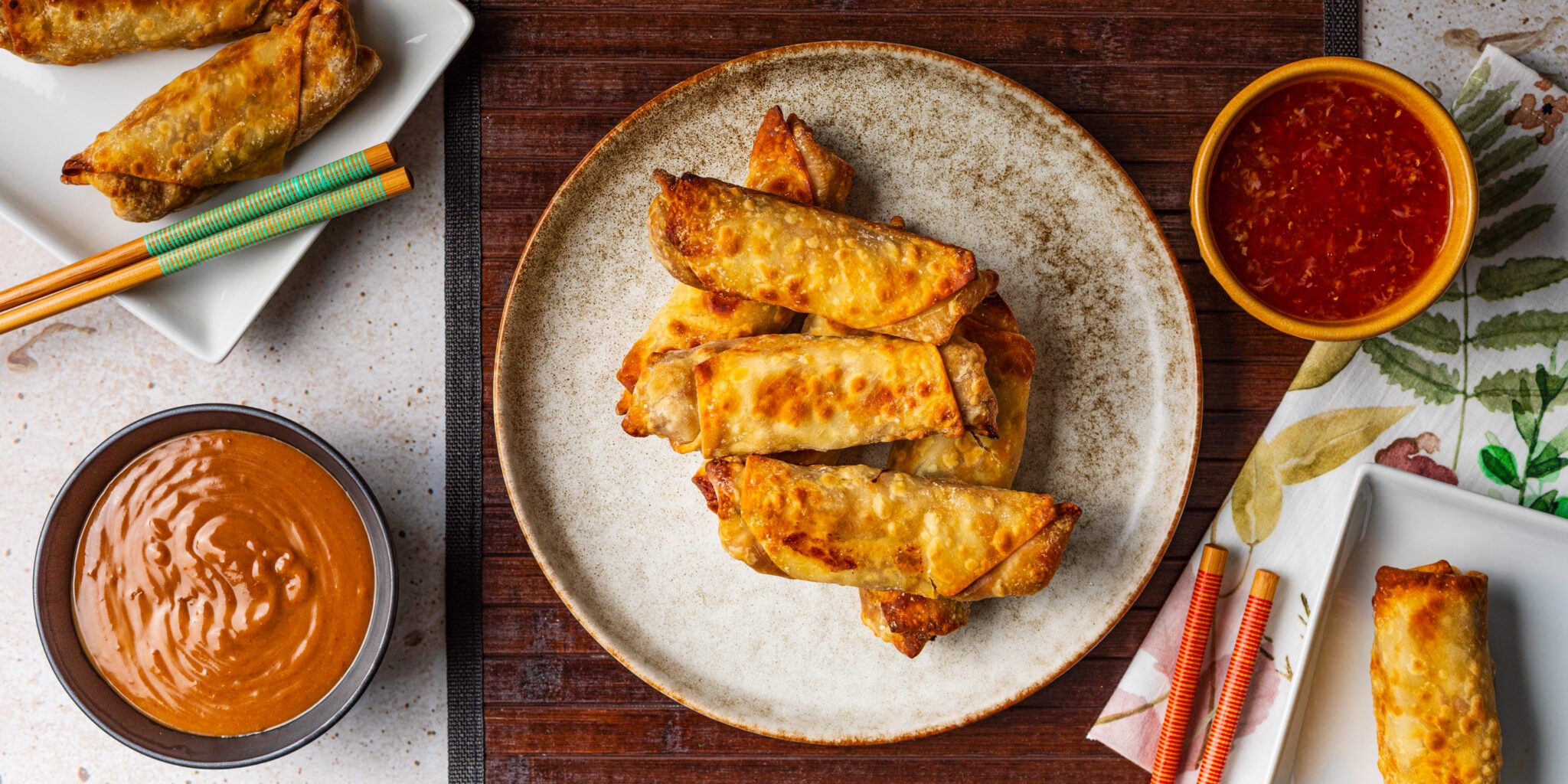 Rollitos de primavera tailandeses hechos con freidora de aire con salsa ...